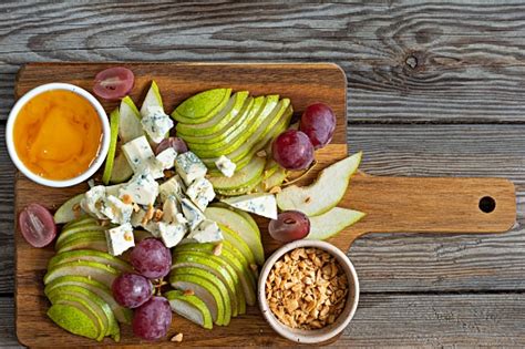 얇게 썬 블루 치즈 도르 블루 또는 로크 포르와 과일 견과류 및 꿀을 보드에 넣습니다 와인을위한 절묘한 전채 다양에 대한 스톡 사진 및 기타 이미지 Istock