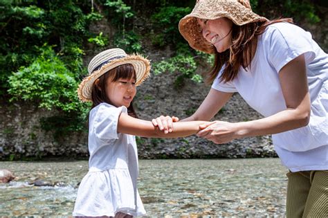 강가에서 딸에게 자외선 차단제를 바르는 아시아 어머니 T 셔츠에 대한 스톡 사진 및 기타 이미지 T 셔츠 일본 일본 민족 Istock