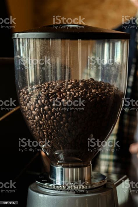 전문 바리스타 카페에서 전기 상업 커피 분쇄기에 커피 콩 맛있는 아로마 커피 문화 서비스 케이터링의 개념 아침에 대한 스톡 사진