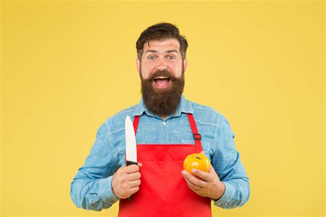 신선한 샐러드 레시피 성숙한 남자는 칼과 야채를 들고 안전한 절단 채소를 자르는 것 모든 요리사가 알아야 할 절단 기술의 궁극적 인 목록 셰프가 식사를 준비합니다 수염이