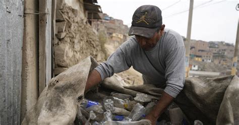 수거 플라스틱 분류하는 페루 재활용업자
