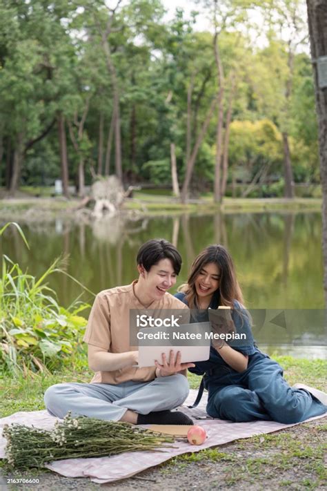 고요한 공원 환경에서 노트북과 스낵을 들고 호수에서 피크닉을 즐기는 행복한 커플 2명에 대한 스톡 사진 및 기타 이미지 2명 건강한 생활방식 건강한 식생활 Istock