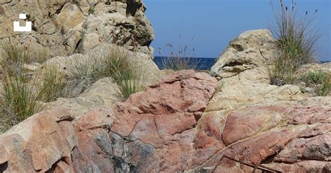 바위투성이의 언덕 위에 자리 잡은 녹슨 금속 구조물 사진 Unsplash의 무료 프랑크 라이히 이미지