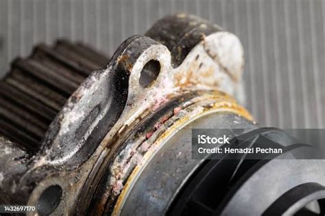 오래된 새는 자동차 펌프 냉각 시스템 매크로에서 자동차 펌프의 고장 유출에 대한 스톡 사진 및 기타 이미지 유출 차 냉각제 Istock