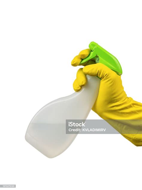 흰색 배경에 에어로졸이 분리된 노란색 고무 장갑을 낀 손 청소 개념 가사 집안일에 대한 스톡 사진 및 기타 이미지 가사 집안일 가정 생활 가정 주방 Istock