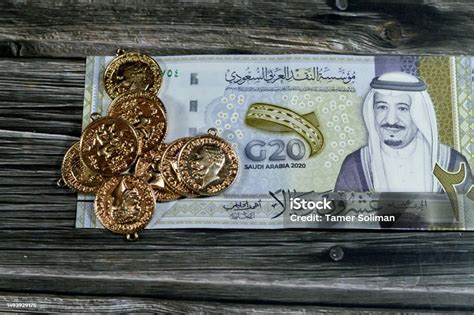 20 Sar 20 사우디 아라비아 리얄 지폐 통화 지폐 화폐 주권 영국 금화 모양 금괴 동전 모양 조지 보석 또는 보석 사우디