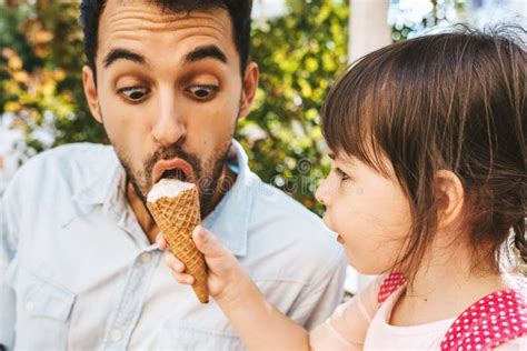 Padre E Hija Comiendo Helados Selfie Por Smartphone En Park Imagen De Archivo Imagen De Lazo