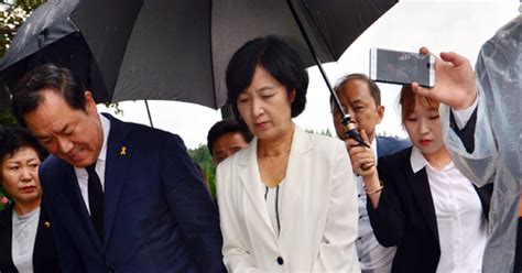 옛 망월묘역 전두환 비석 밟는 추미애