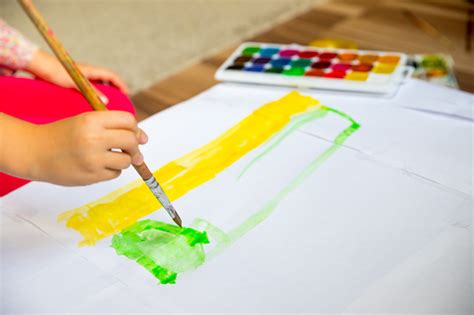 미취학 아동 어린 소녀 그림과 그림 유치원에서 아이 그림 페인트브러시를 들고 예술 Classart 학교 창의력 사람들 컨셉을 위한 그림을 작업하는 어린이 공예에 대한 스톡