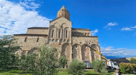 ალავერდის მონასტრის ეზოში გადაუდებელი რეაბილიტაციისთვის საჭირო ხარაჩოს დასაწყობების პირველი
