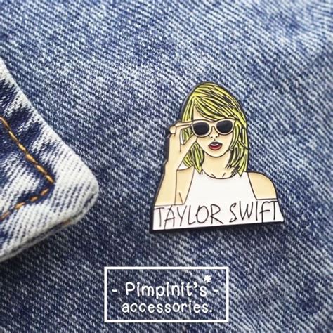 สินค้าขายดี👉 พร้อมส่ง เข็มกลัดลายศิลปินสาว เมย์เบอร์ สวิฟต์ Taylor Swift Famous Artist