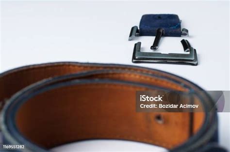 흰색 배경에 고립 된 깨진 파란색 바지 벨트 공간을 복사합니다 0명에 대한 스톡 사진 및 기타 이미지 0명 가죽 개인 장식품 Istock