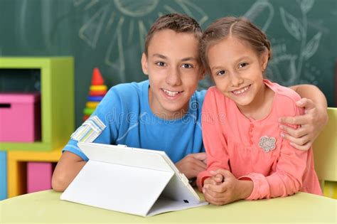 Retrato De Hermano Y Hermana Con Comprimido Foto De Archivo Imagen De Tablilla Gente