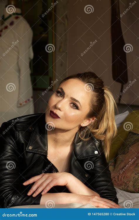 H bsche Frau in Der Lederjacke Stockfoto Bild von schauen ausdrücke