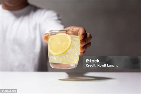하얀 테이블에 레모네이드 주스 한 잔을 들고 해독과 항산화를 위한 음주 감귤류 과일에 대한 스톡 사진 및 기타 이미지 감귤류 과일 건강관리와 의술 건강한 생활방식