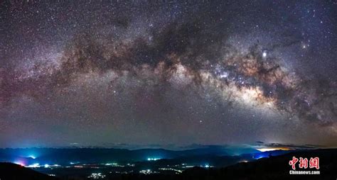 这里是中国拍摄星空最好的地方之一 不信你看组图香格里拉杜鹃花海银河镜头崔永江新浪新闻