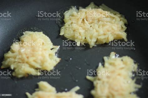 가정 요리 프라이팬 점심 식사 복고 스타일에 대 한 프로세스를 요리에 감자 팬케이크에 감자 팬케이크의 준비 가정 생활에 대한 스톡 사진 및 기타 이미지 Istock