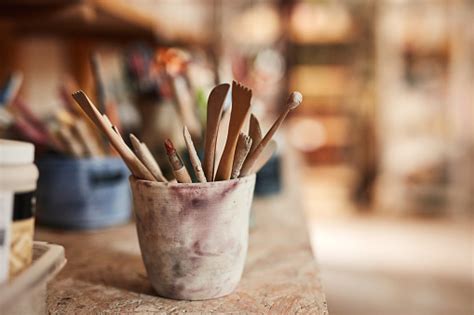 스튜디오 아트 스토어 및 점토 제품 및 세라믹 진흙을위한 클로즈업 목재 도구 스크레이퍼 및 셰이퍼가있는 도자기 워크샵 수제 예술 또는 취미 공예품을 만들고 모양 짓고