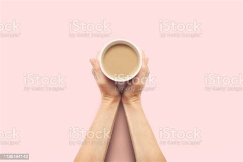 분홍색 배경에 뜨거운 커피와 함께 컵을 들고 두 손 커피 또는 차로 아침 식사 개념 좋은 아침 밤 불면증 플랫 레이 상단 보기 손에 대한 스톡 사진 및 기타 이미지 Istock