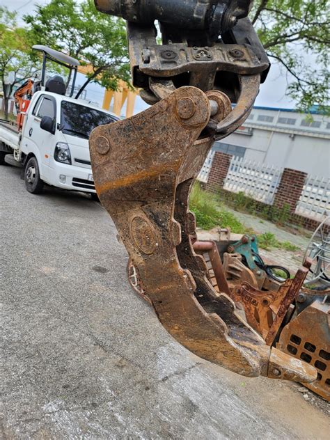 어 태 치 먼 트 판 매 ※ 1 제작사 경원 And 품명 03닛쪽 2 연식 3 판매 가격 350000 4 특이사항 굴착기 어태치먼트대전