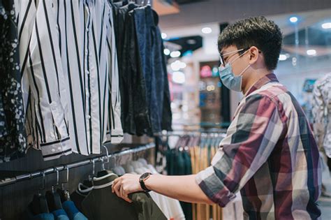 아시아 중국 남성 손 들고 남성 셔츠 에 의류 매장에서 올바른 하나의 쇼핑을 선택 20 24세에 대한 스톡 사진 및 기타 이미지 20 24세 개성 개념 결정 Istock