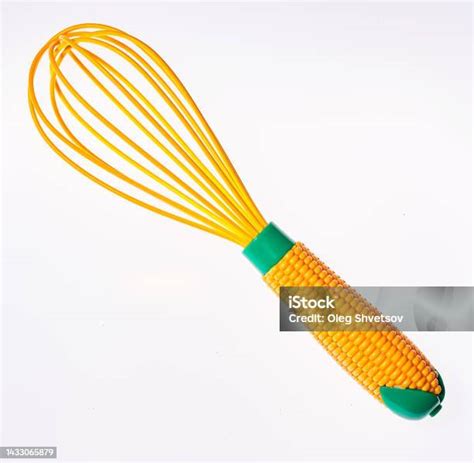 하얀 배경에 강조 표시된 깨끗한 새 플라스틱 털 옥수수 형태의 계란 비터 손잡이 개인 장식품에 대한 스톡 사진 및 기타 이미지 개인 장식품 거품 내기 건강한 식생활