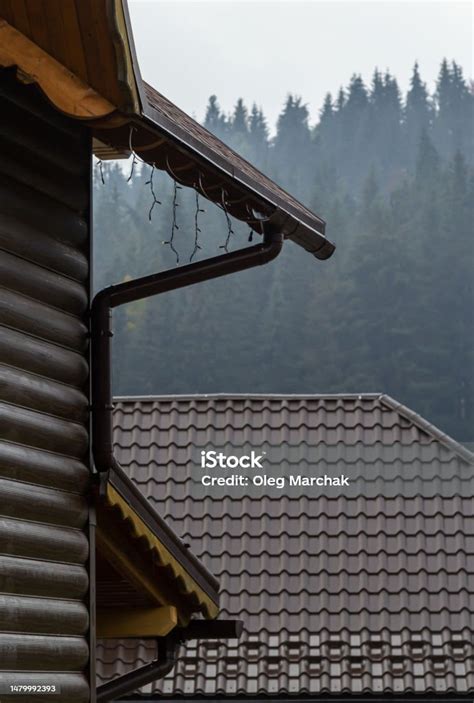 지붕에 홀더 거터 배수 시스템 집 지붕에 배수구 지붕 배수 지붕에서 배수 강철에 대한 스톡 사진 및 기타 이미지 강철 건축 건축물 Istock