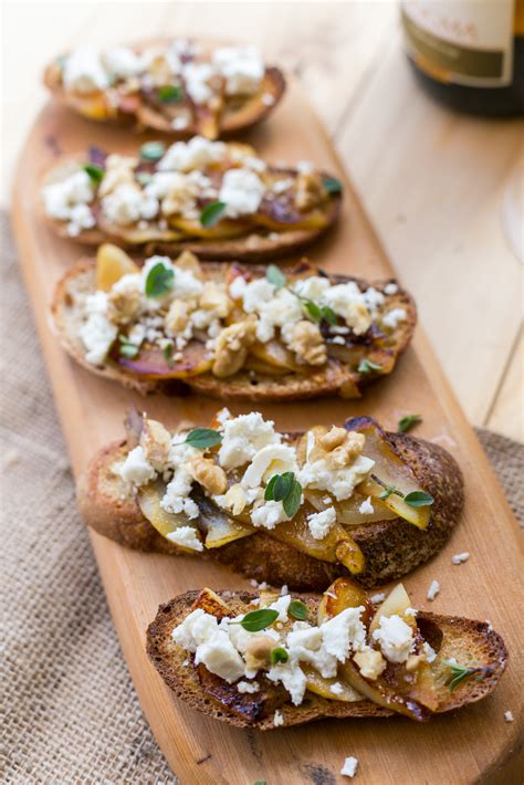 Bruschettas Con Peras Caramelizadas Queso De Cabra Y Nueces El Sabor De Lo Bueno