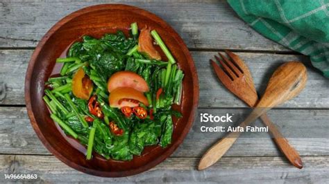집에서 만든 음식 녹색 겨자 야채 또는 나무 테이블에 얇게 썬 고추와 토마토를 곁들인 투미스 사유르 사위 회색 배경입니다 0명에 대한 스톡 사진 및 기타 이미지 Istock