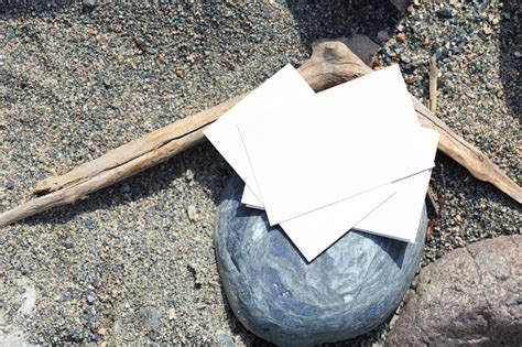 돌 배경에 빈 흰색 명함 모형 당신의 명함 디자인을 위해 기업 문구류 브랜딩 모형 0명에 대한 스톡 사진 및 기타 이미지 0명 공란 광고 Istock