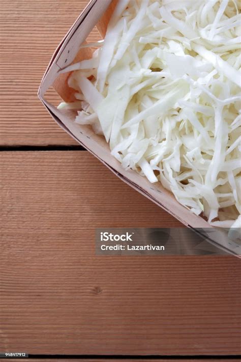 나무 배경에 다진된 흰 양배추 양배추 요리는 나무 상자 채식주의 음식 복사에 공간 집 부엌 소박한 스타일에에서 신선한 야채 갈기갈기 찢어진에 대한 스톡 사진 및 기타 이미지