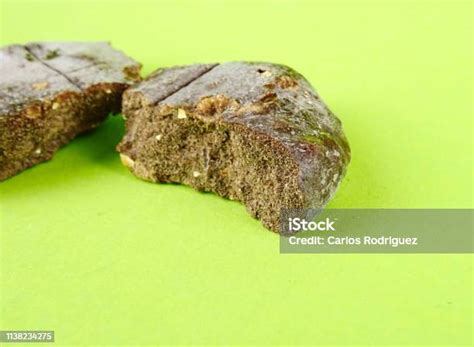 녹색 배경에 작은 아몬드 조각을 가진 전통적인 수 제 멕시코 초콜릿의 정제 0명에 대한 스톡 사진 및 기타 이미지 0명 갈색 건강한 생활방식 Istock