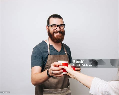 미소 수염 남자 바리스타 커피 숍에서 고객에게 커피 한 잔을 주는 가방에 대한 스톡 사진 및 기타 이미지 가방 고객 라떼