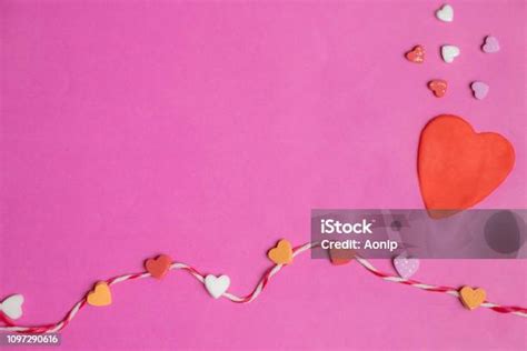 사랑 하는 마음에 분홍색 배경 사랑 아이콘 발렌타인의 날 복사 공간 관계 개념으로 만화 인형 테마 2월에 대한 스톡 사진 및 기타 이미지 Istock