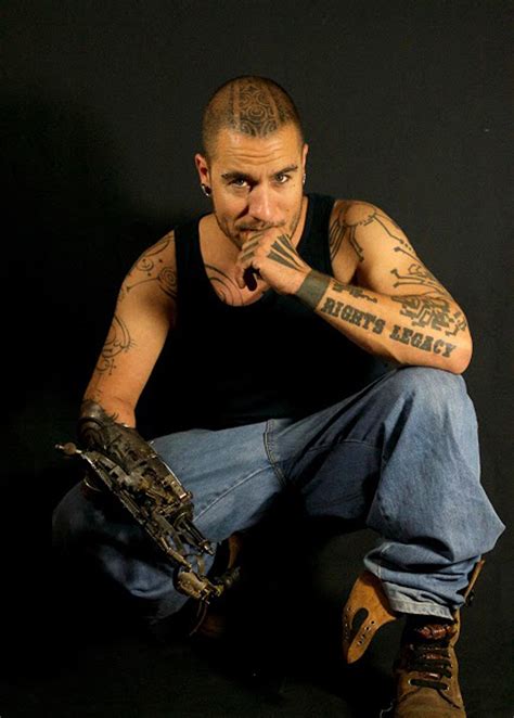 Tatúa Con Un Brazo Robótico Y Se Convirtió En Uno De Los Artistas Más