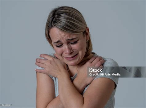 비참하고 절망적인 모습으로 울고 있는 젊은 슬픈 우울한 여성의 초상화 슬픔 슬픔 두려움을 느낀다 사람들 정신 건강 상한 마음 얼굴 표정과 감정 개념 감정에 대한 스톡 사진