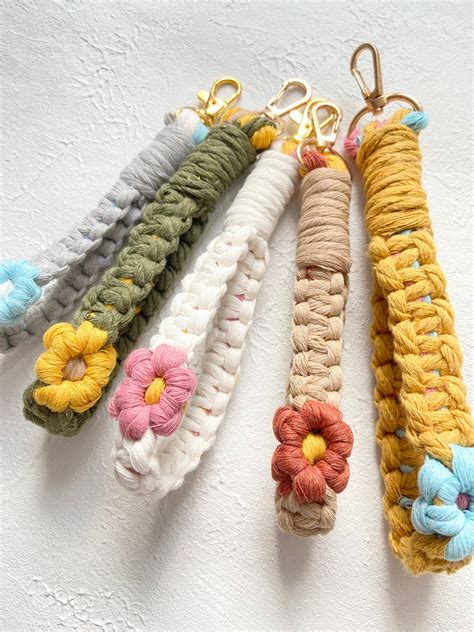 macrame daisy keychain pdf pattern macrame step by step handmade flowers keychain wristlet