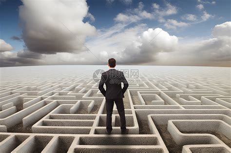 一个在迷宫中穿着西服的男人图片素材 正版创意图片600905504 摄图网