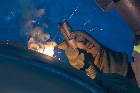 수동 금속 아크 용접 의 스파크 및 연기의 보기 플럭스 차폐 아크 용접 또는 비공식적으로 스틱 용접으로 강철에 대한 스톡 사진 및 기타 이미지 Istock