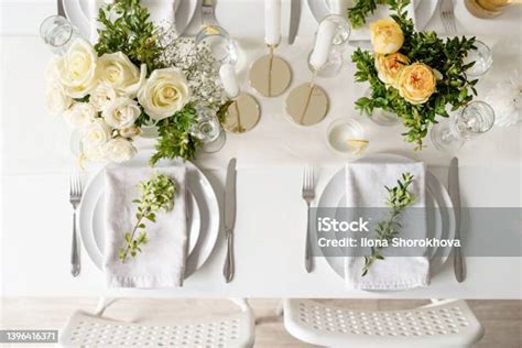 웨딩 테이블 설정 상단보기 하얀 장미와 회양목을 가진 결혼식 Teble 장식 꽃 식물에 대한 스톡 사진 및 기타 이미지 꽃