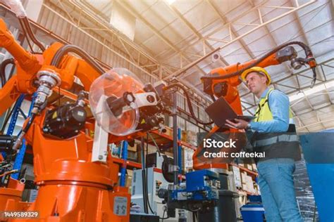 로봇 팔로 일하는 노동자 남자는 현대 금속 공장에서 용접 기계를 자동화합니다 중공업에서 로봇 프로그램을 엔지니어 30 34세에 대한 스톡 사진 및 기타 이미지 Istock