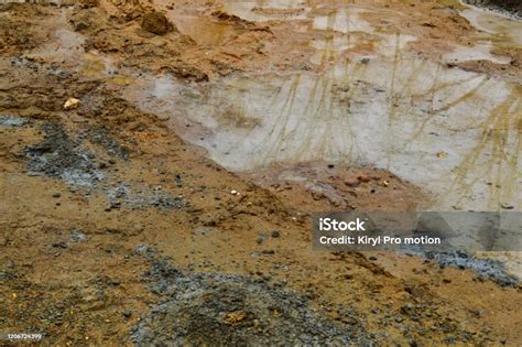 더러운 나쁜 비포장 도로 의 질감 물웅덩이와 진흙 건조 진흙 균열과 러트 오프로드 배경 0명에 대한 스톡 사진 및 기타 이미지 0명 계절 깊은 Istock