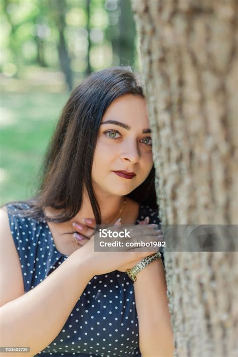 캐주얼 한 옷에 플러스 사이즈 패션 모델 야외 공원에서과 체중 여성 몸 건강한 생활방식에 대한 스톡 사진 및 기타 이미지