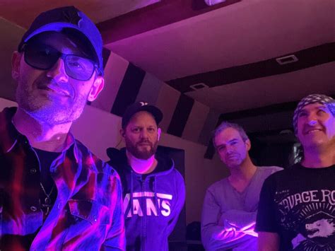 Sex Pistols Meet The Beatles La Jarry Aus Orléans Servieren Mit ‚precious Time‘ Kräftigen