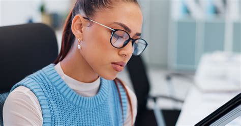 비즈니스 여성 및 혼란스러워하거나 스토리 개발 기사 구조 및 뉴스 각도를 위해 사무실에서 창의적인 경력을 쌓고 생각합니다 기자 보고서 및 전문가를 위한 직장에서의 생각 및