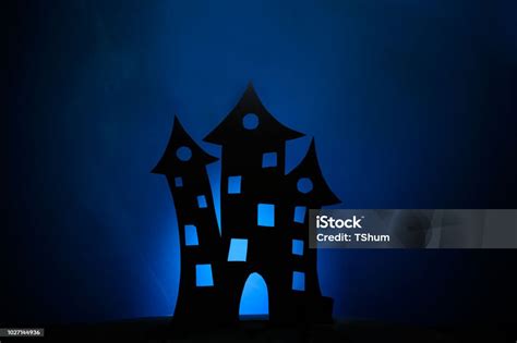 무서운 성 실루엣 검은 종이 박쥐와 어두운 파란색 배경에 비행 빗자루에 마녀 할로윈 개념입니다 종이 컷 스타일 0명에 대한 스톡 사진 및 기타 이미지 Istock