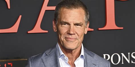 The Same Year He Became Thanos Josh Brolin Delivered His Funniest Role Ever With Joaquin Phoenix