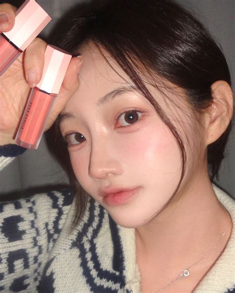 어진희 Deardahliakr 디어달리아의 페탈크림블러셔로 뽀용 메이크업 해봤어요 ⋆⁺₊⋆ ♡̷̷̷ ⋆⁺₊⋆ 구름처럼 가벼운 멜팅 텍스처의 크림 블러셔인데요 립