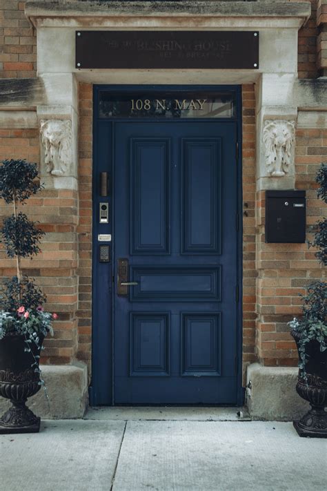 건물 외관 도시의 러스틱 레트로 목조 빈티지 오래된 문 입구 정면 출입구 화분에 심은 식물에 관한 무료 스톡 사진