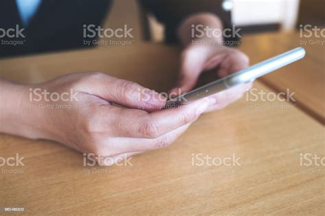 들고 사용 하 고 스마트 전화를 보고 여자의 근접 촬영 이미지 레스토랑에 대한 스톡 사진 및 기타 이미지 레스토랑 만족한